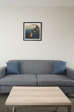 Apartamento, 2 quartos | Secretária, cortinas/cortinados opacos, quartos insonorizados 