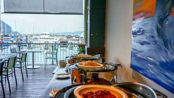 Pequeno-almoço tipo buffet diário (30 MYR por pessoa)