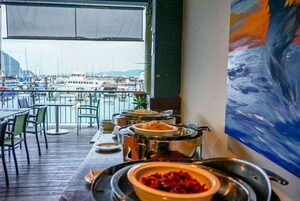 Pequeno-almoço tipo buffet diário mediante uma taxa