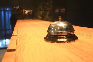 Uma mesa de madeira com um sino preto em cima.