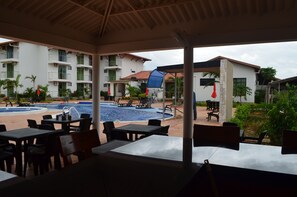 Bar à beira da piscina