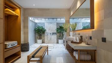 Villa de Luxo | Casa de banho | Uma combinação polibã/banheira, um chuveiro fixo