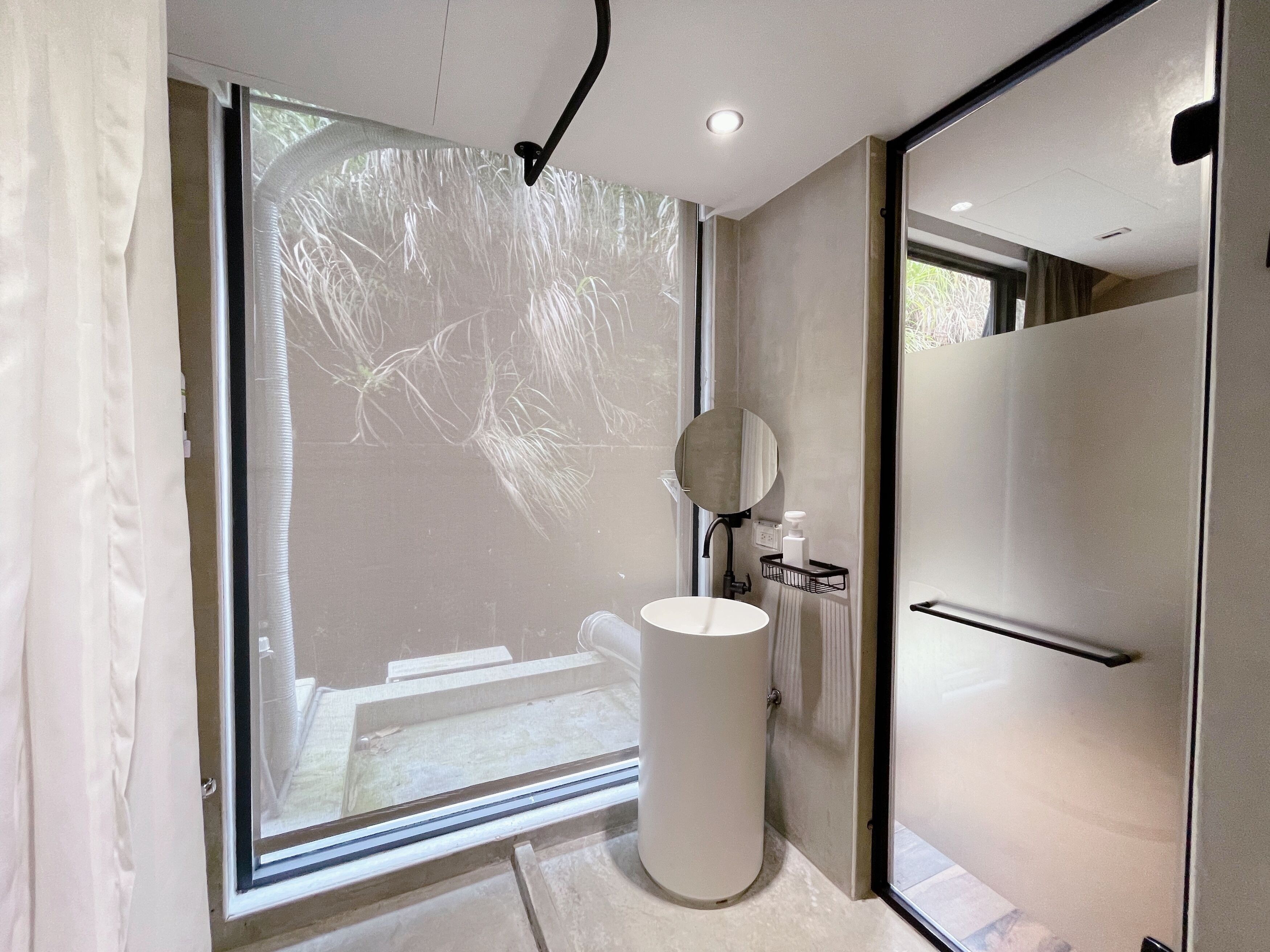 Quarto Twin Básico, 1 quarto, casa de banho anexa | Casa de banho | Um polibã, artigos de higiene pessoal grátis, um secador de cabelo 