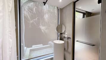 Quarto Twin Básico, 1 quarto, casa de banho anexa | Casa de banho | Um polibã, artigos de higiene pessoal grátis, um secador de cabelo