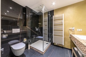 Apartamento superior | Banheiro | Secador de cabelo, toalhas de banho, sabonete, shampoo