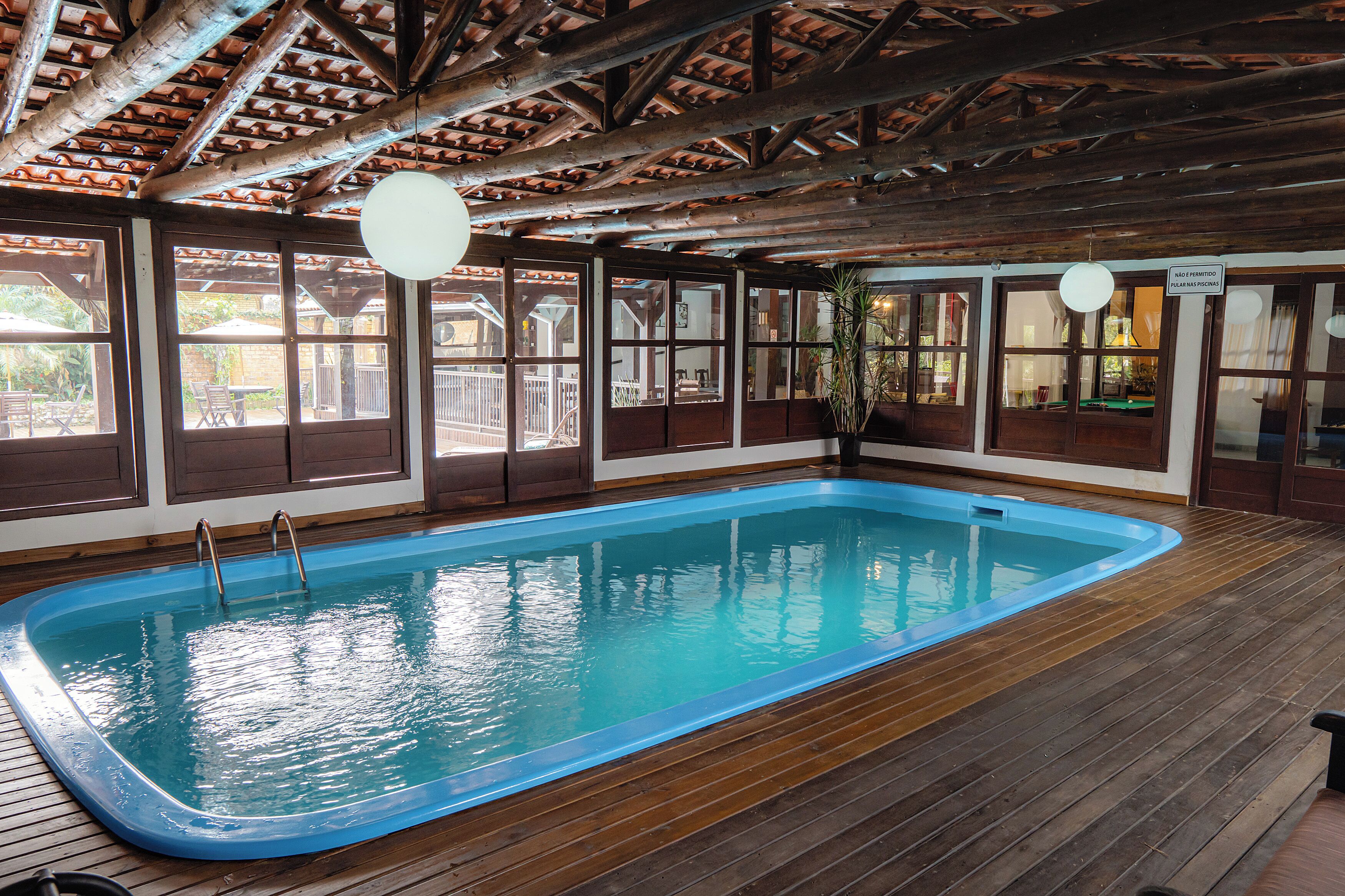 Piscina interior, piscina exterior, espreguiçadeiras 