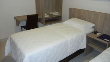 Quarto solteiro | Frigobar, escrivaninha, cortinas blackout, Wi-Fi de cortesia