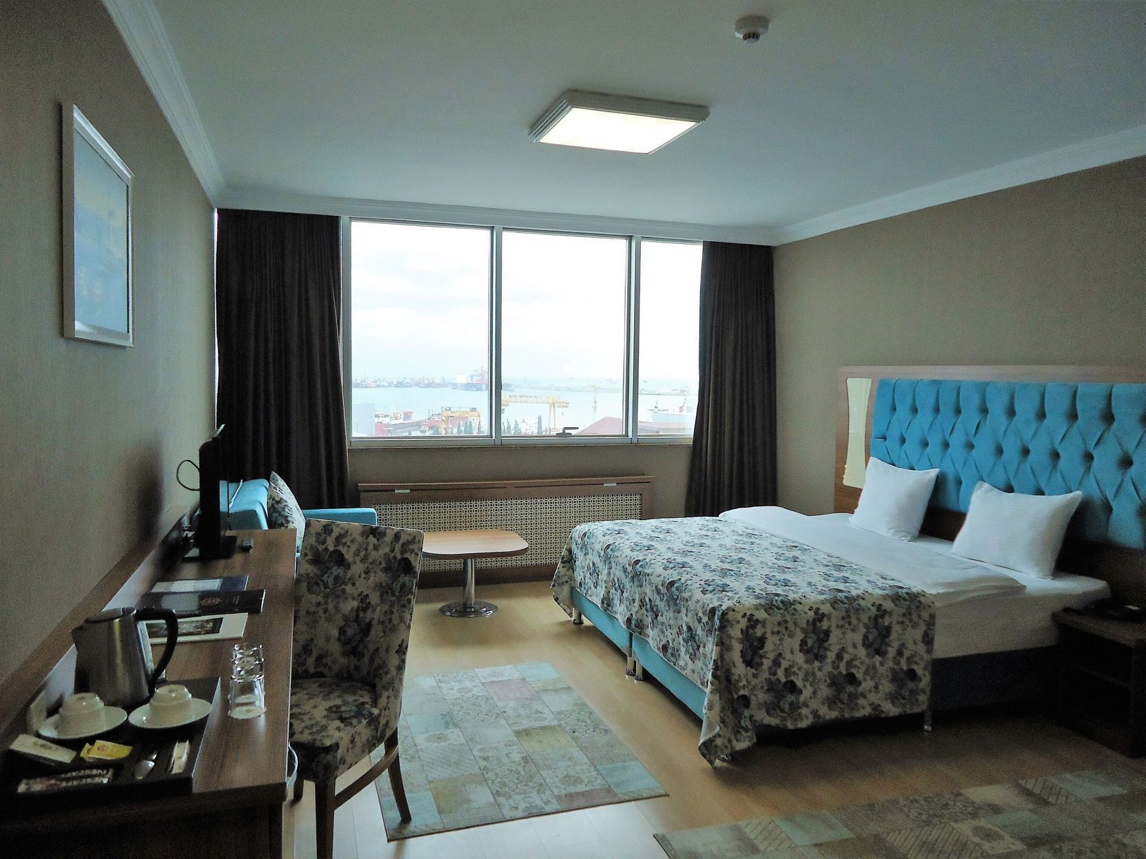 Roupas de cama premium, frigobar (abastecido com itens grátis)