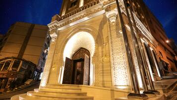 Uma entrada imponente com arcos ornamentados e um céu estrelado.