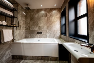 Produtos de toalete grátis, secador de cabelo, roupões de banho