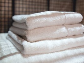 Produtos de toalete grátis, secador de cabelo, roupões de banho 