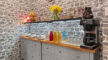 Café da manhã inglês grátis todos os dias
