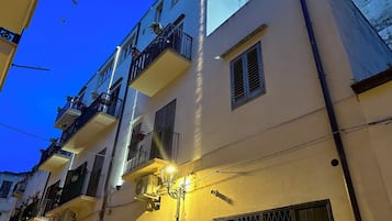 Fachada do alojamento (tarde/noite)