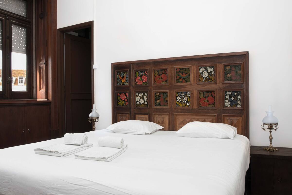 Quarto Duplo Standard, casa de banho privativa | Roupa de alta qualidade, edredões de penas 