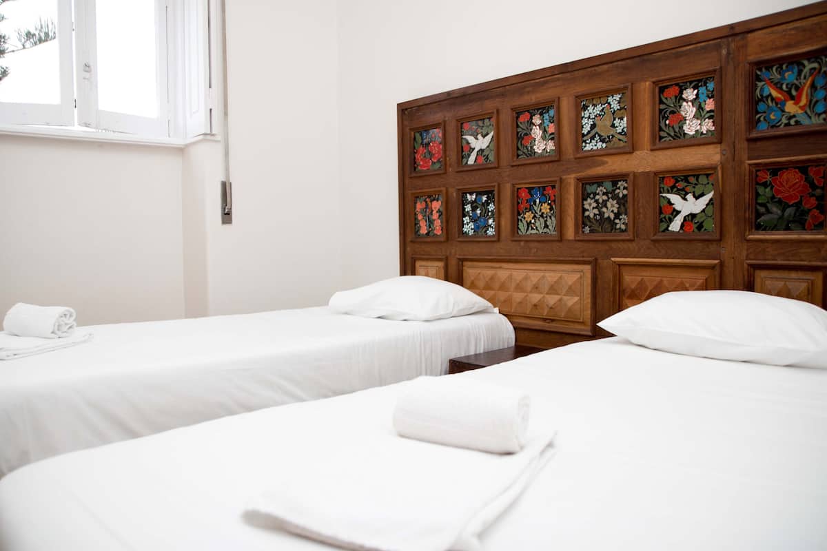 Quarto Twin Standard, casa de banho partilhada | Roupa de alta qualidade, edredões de penas 