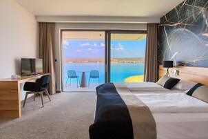 President suite with balcony, sea view and Hot tub (A2+1) | Roupas de cama premium, frigobar, cofres nos quartos, escrivaninha