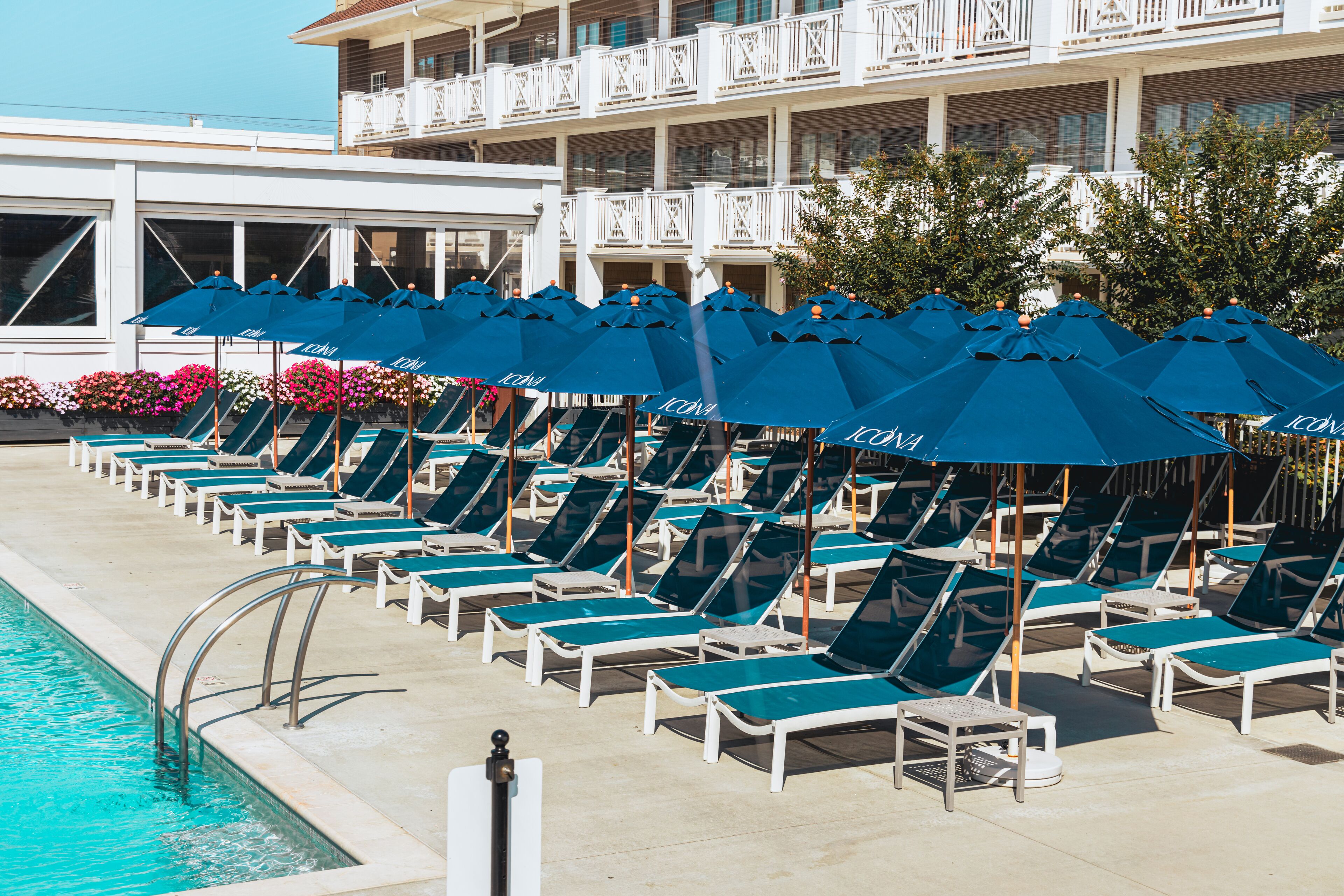 Piscina externa sazonal, barracas, guarda-sóis