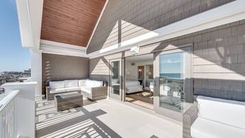 Estúdio superluxo, 1 cama King, de frente para o oceano | Sacada