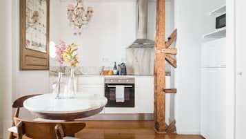 Apartamento, 1 quarto, varanda | Cozinha privada | Um frigorífico, um micro-ondas, um forno, uma placa de cozinha