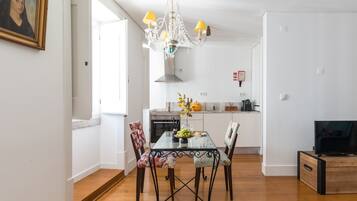 Apartamento superior, 1 quarto ( 2p ) | Cozinha privada | Geladeira, micro-ondas, fogão, cooktop
