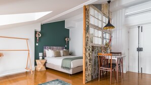 Quarto moderno com cama, escrivaninha e cadeira.
