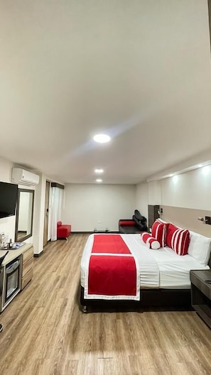 Suite Júnior | Roupa de alta qualidade, minibar, cofre no quarto, secretária 