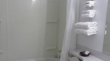 Quarto Standard, 2 camas de casal | Casa de banho | Uma combinação polibã/banheira, artigos de higiene pessoal grátis