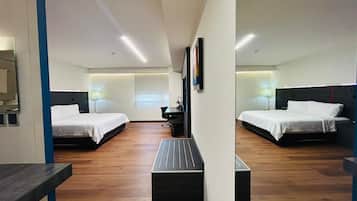 Escrivaninha, cortinas blackout, ferros/tábuas de passar roupa
