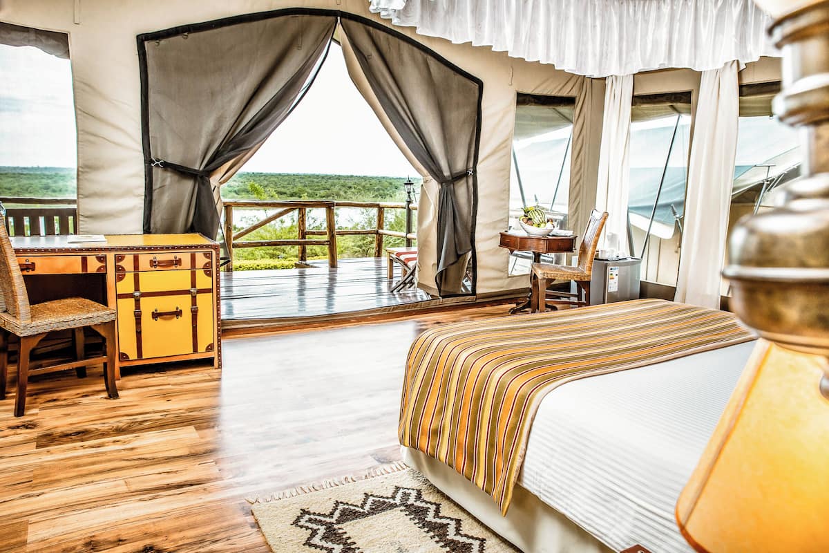 Tenda Deluxe | Cofre no quarto, secretária, camas desdobráveis