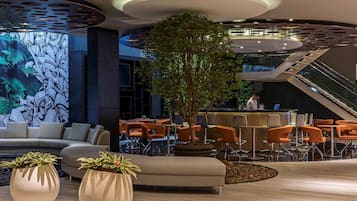 Este bar no lobby do hotel