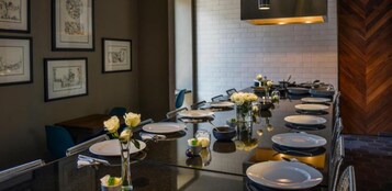 Pequeno-almoço completo diário mediante uma taxa 