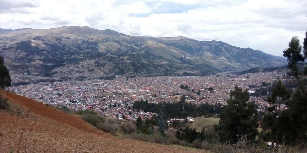 Paisagem urbana com montanhas ao fundo.