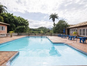 Piscina externa, guarda-sóis, espreguiçadeiras