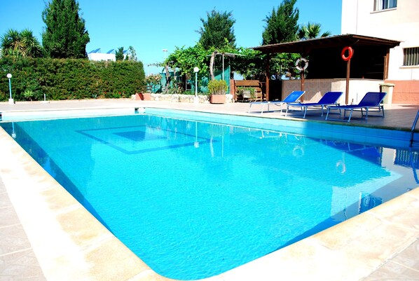 Piscina exterior, da(s) 8:00 à(s) 19:00, guarda-sóis, espreguiçadeiras 