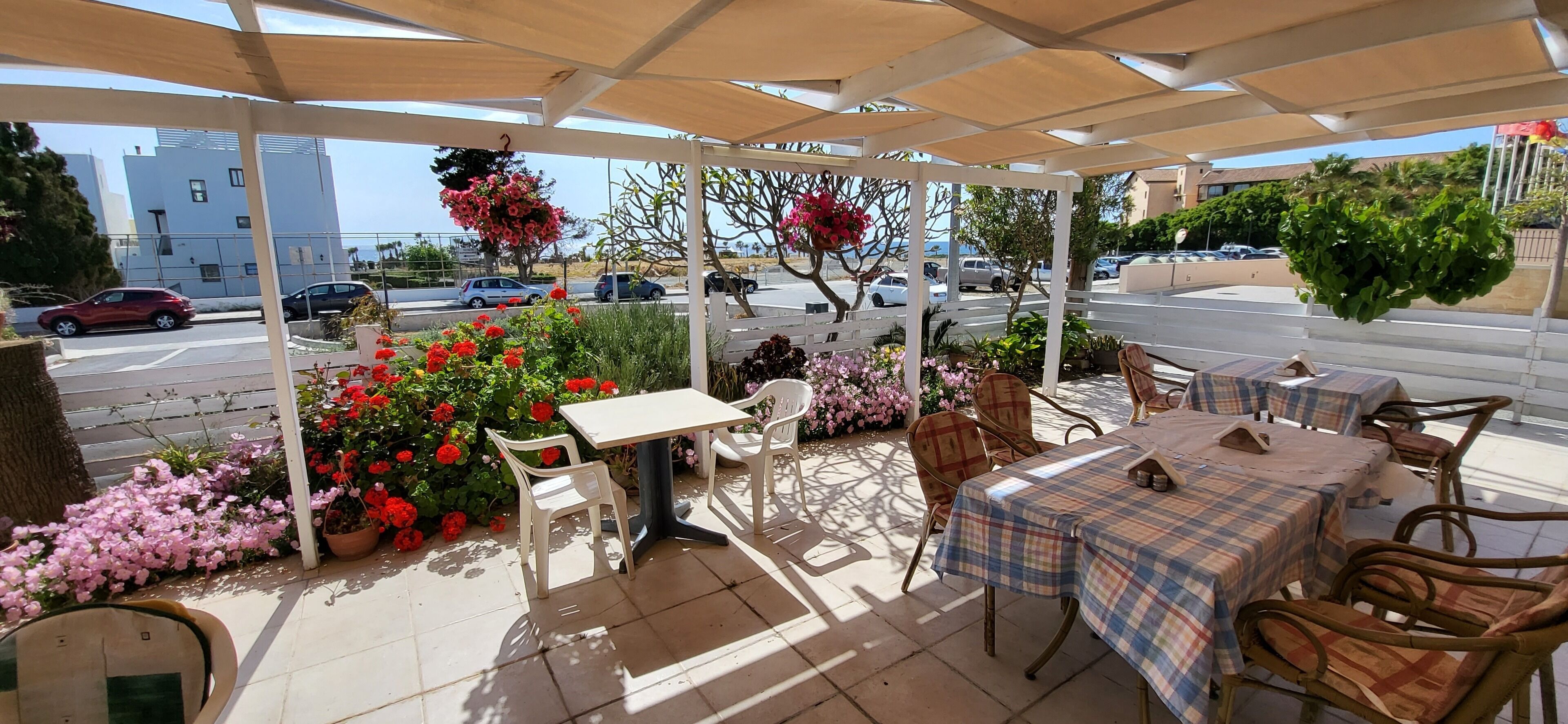 Pequenos-almoços servidos, cozinha grega, com vista para o jardim 