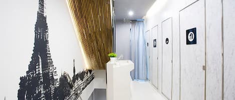 Um polibã, artigos de higiene pessoal grátis, um secador de cabelo