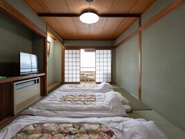 Quarto triplo tradicional, para fumantes (Japanese Style, up to 3 guests) | Cofres nos quartos, escrivaninha, Wi-Fi de cortesia, roupa de cama