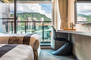 Quarto Twin Panorâmico, Vista para a cidade | Secretária, Wi-fi grátis, roupa de cama fornecida 