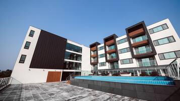 Piscina exterior, espreguiçadeiras