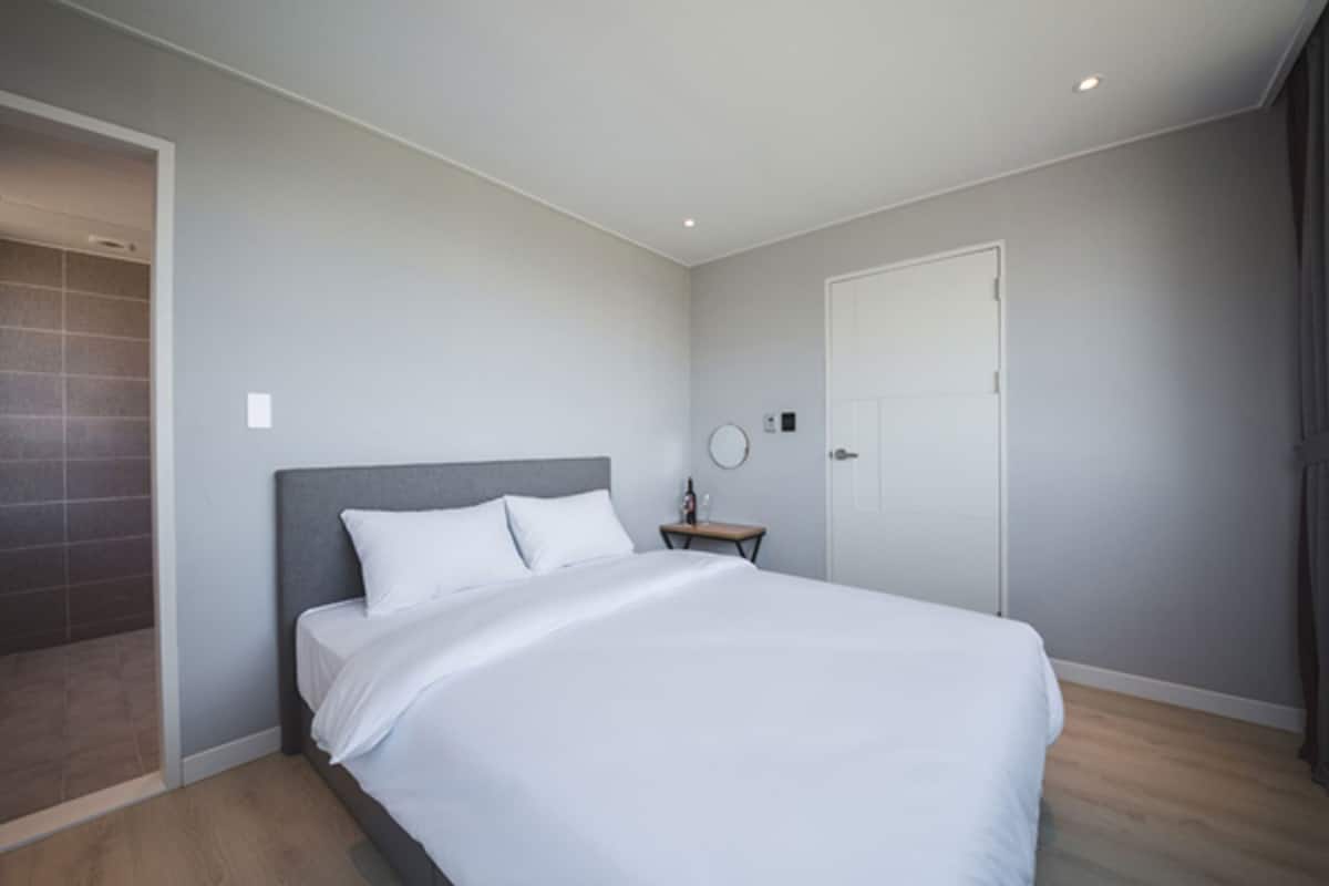 1 quarto, edredões de penas, secretária, cortinas/cortinados opacos