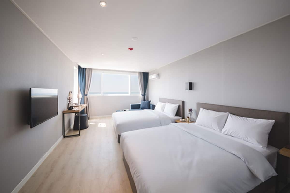 1 quarto, edredões de penas, secretária, cortinas/cortinados opacos