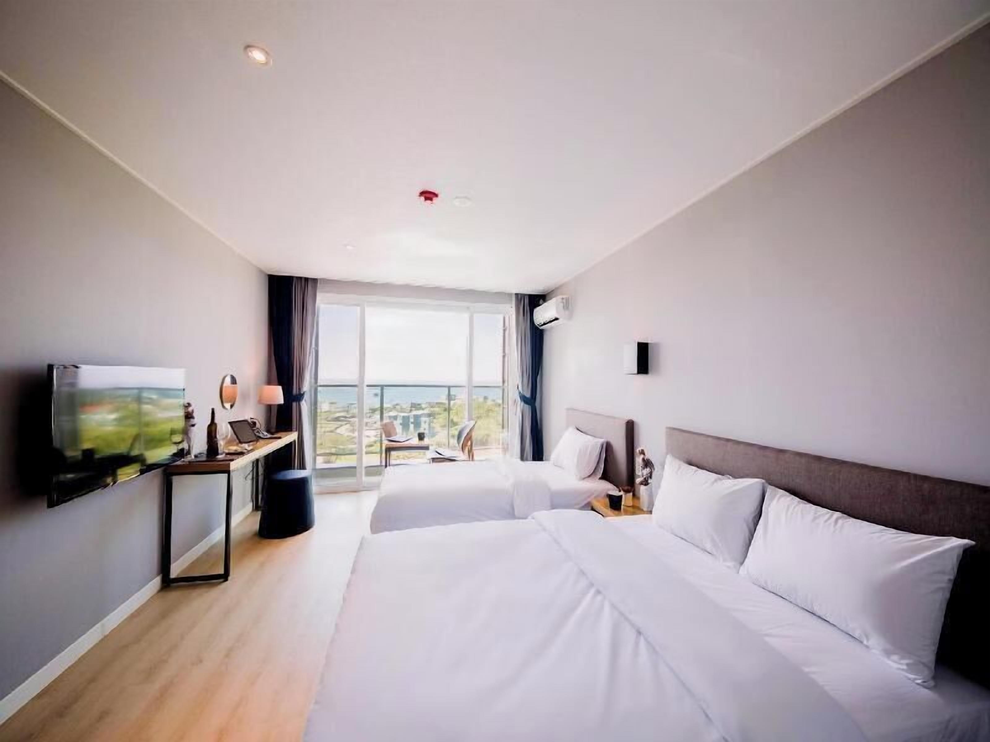 1 quarto, edredões de penas, secretária, cortinas/cortinados opacos 