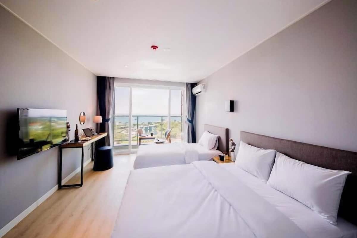 1 quarto, edredões de penas, secretária, cortinas/cortinados opacos