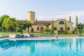 Piscina externa, piscina com cascata, espreguiçadeiras