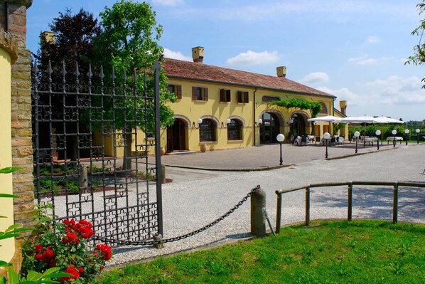 Book La Posa degli Agri in Polverara | Hoteles.com