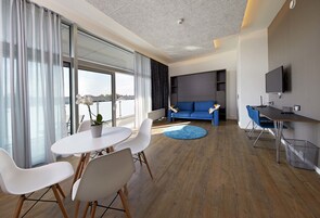 Apartamento, 1 quarto | Sala | Smart TV de 43 polegadas com canais digitais 