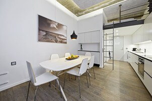 Apartamento Executivo, 2 quartos | Refeições no quarto