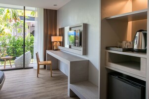 Garden Deluxe | Cofres nos quartos, escrivaninha, cortinas blackout