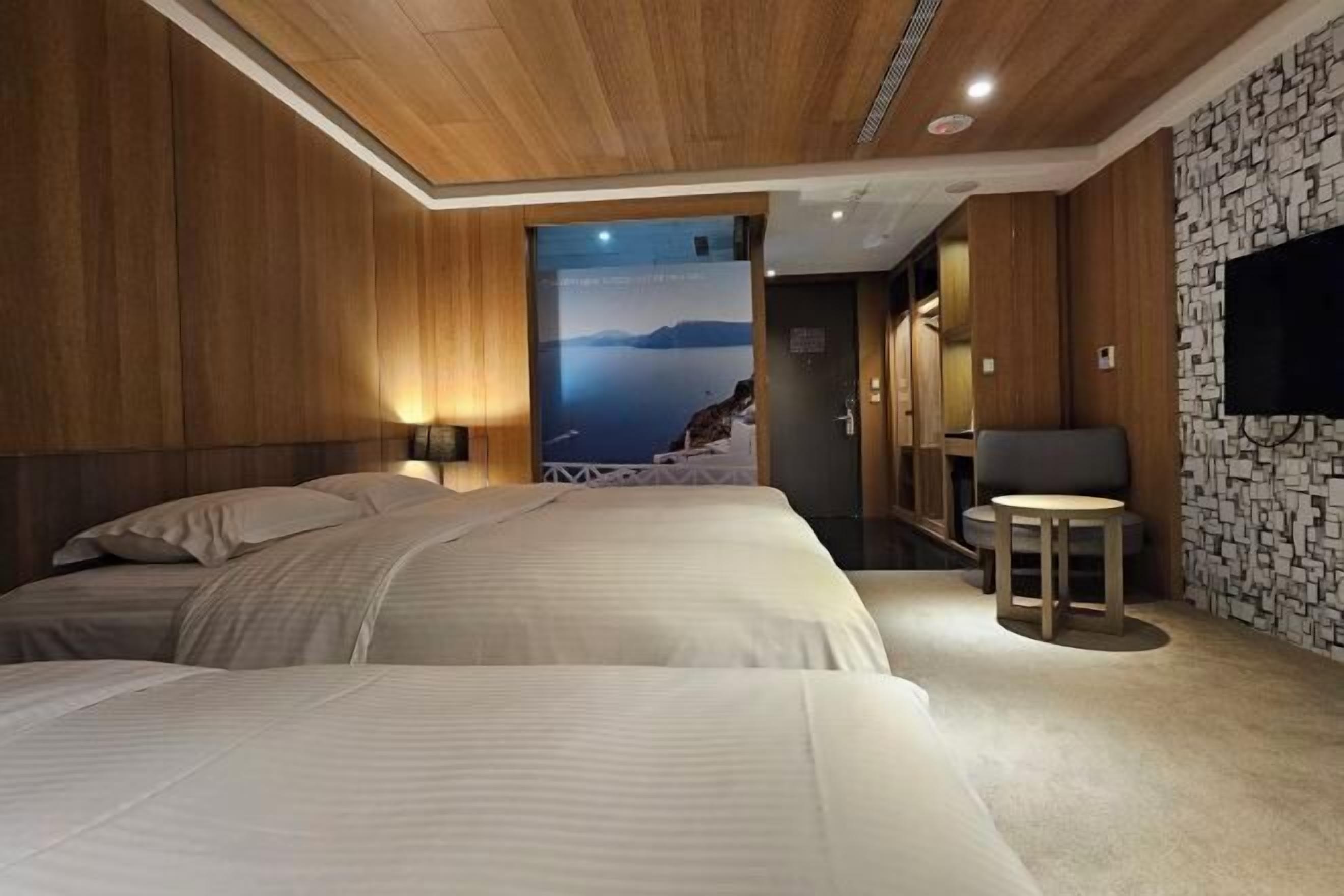 Roupas de cama premium, escrivaninha, espaço de trabalho para notebook