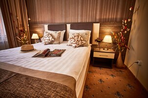 Minibar, cofre no quarto, secretária, quartos insonorizados 